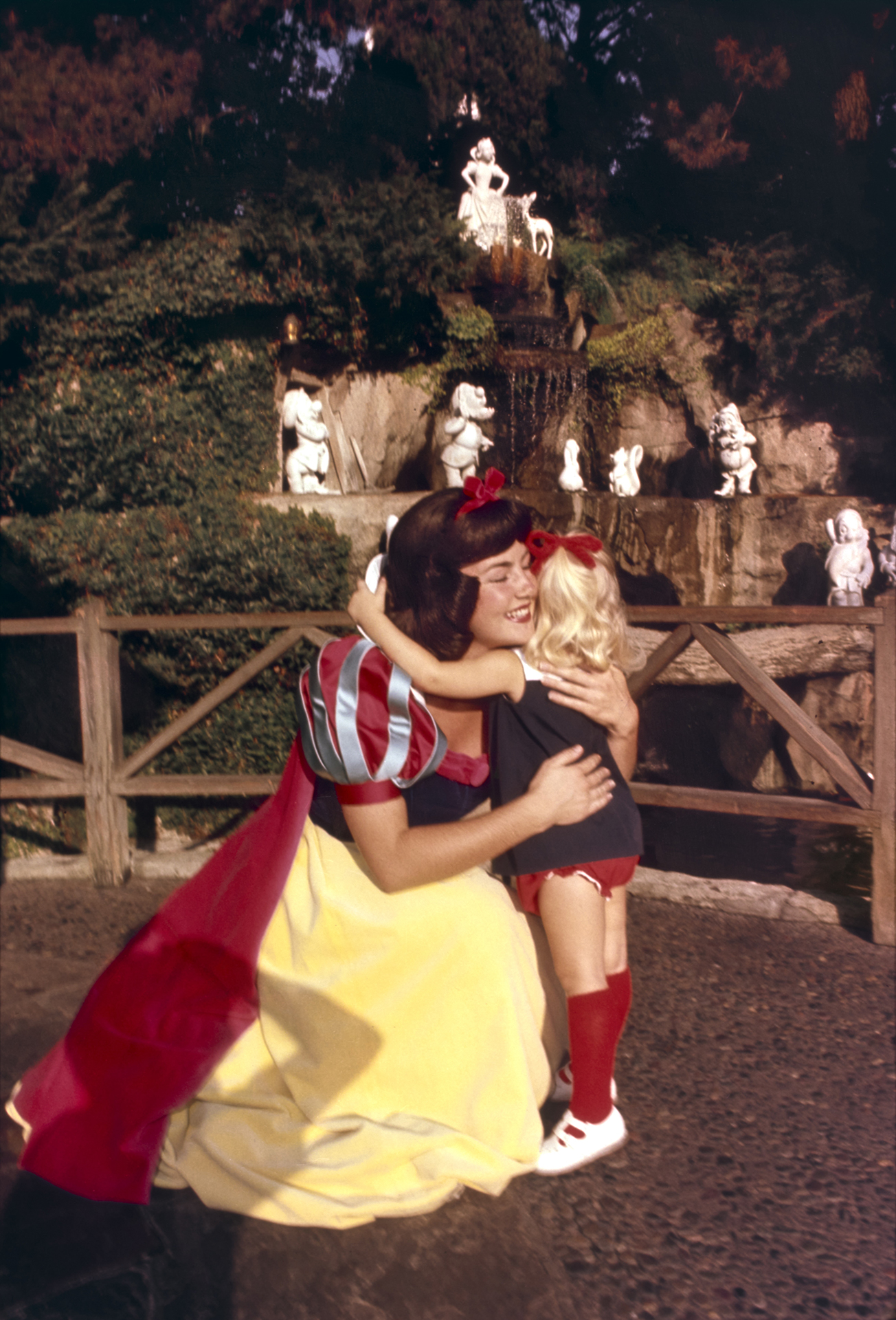Celebrate ‘Snow White’ at Disneyland and Magic Kingdom | The Kingdom ...